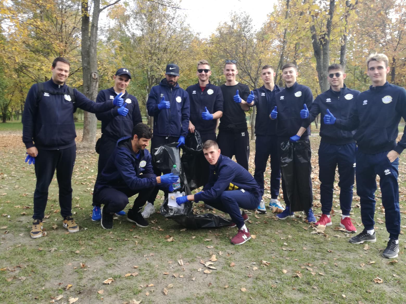 A Vegyész játékosai is besegítettek a KKSE szemétszedési akciójába ...